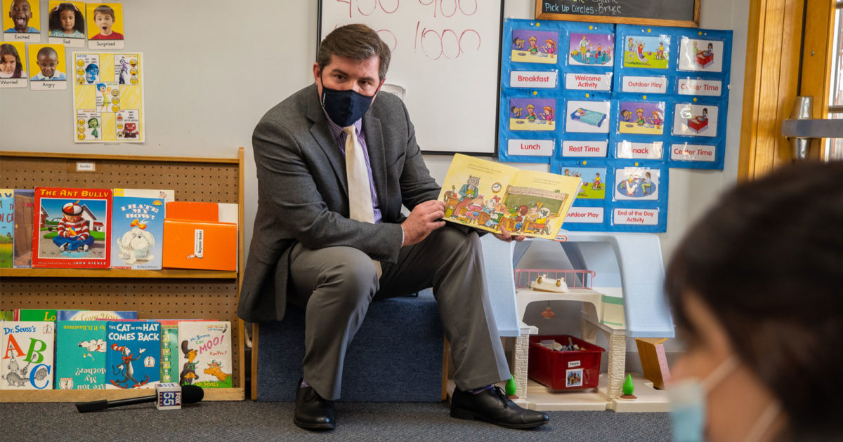 Huntington Mayor Richard Strick Reads to… | Pathfinder Services