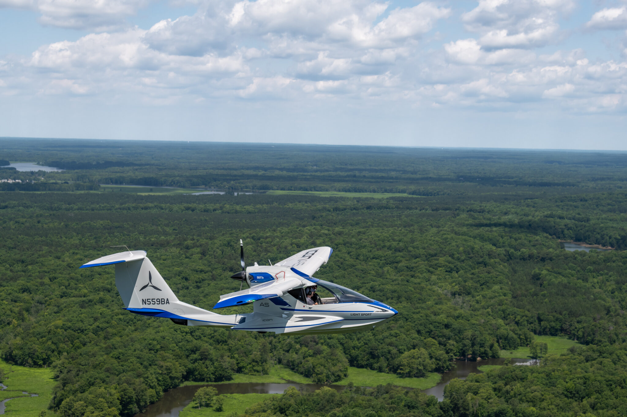 Stupid Easy to Fly, Land Nearly Anywhere: A Non-Pilot's Review of the Icon A5
