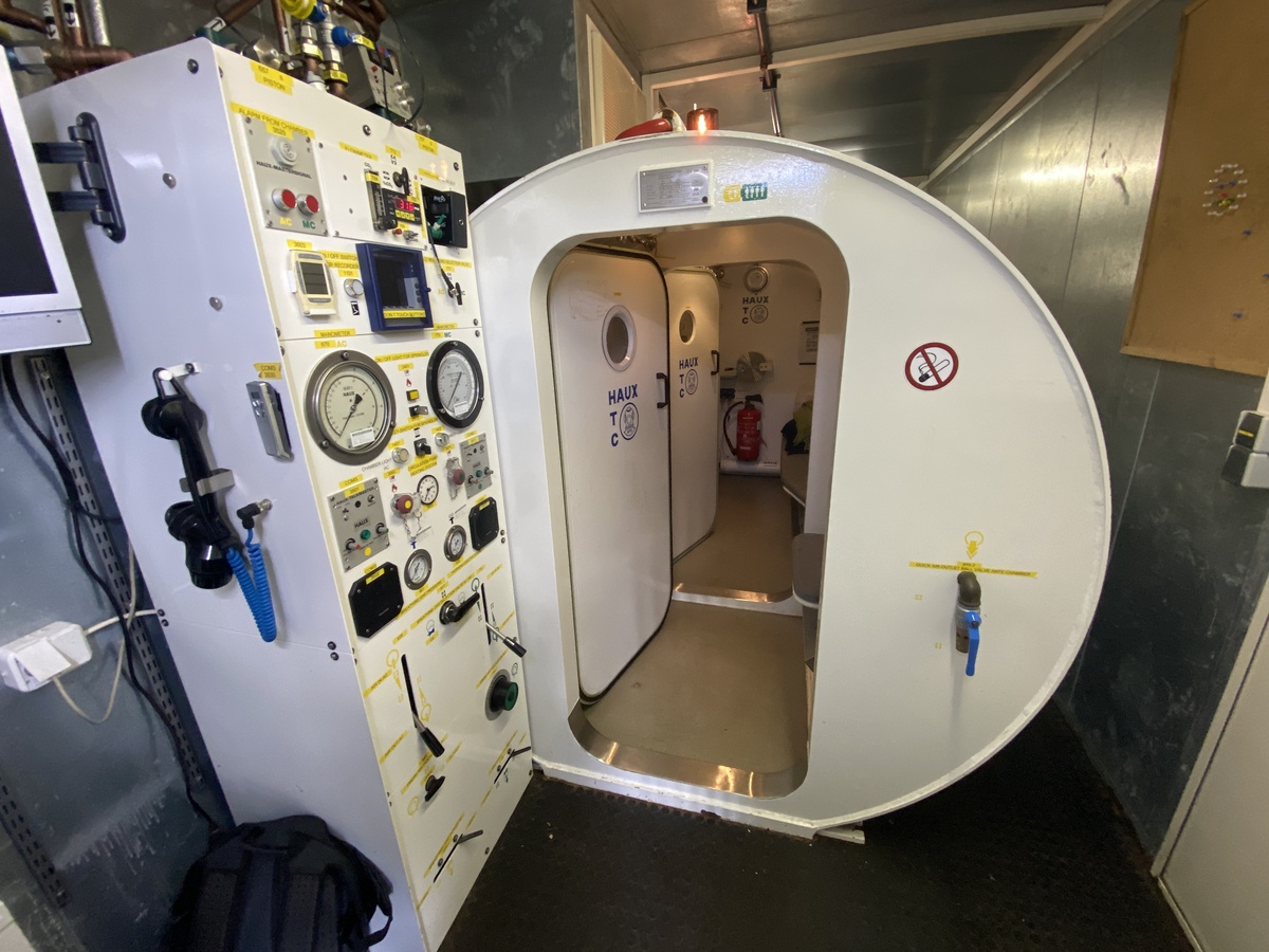 Diver Deck Decompression Chamber for Sale | Diving - Dockstr